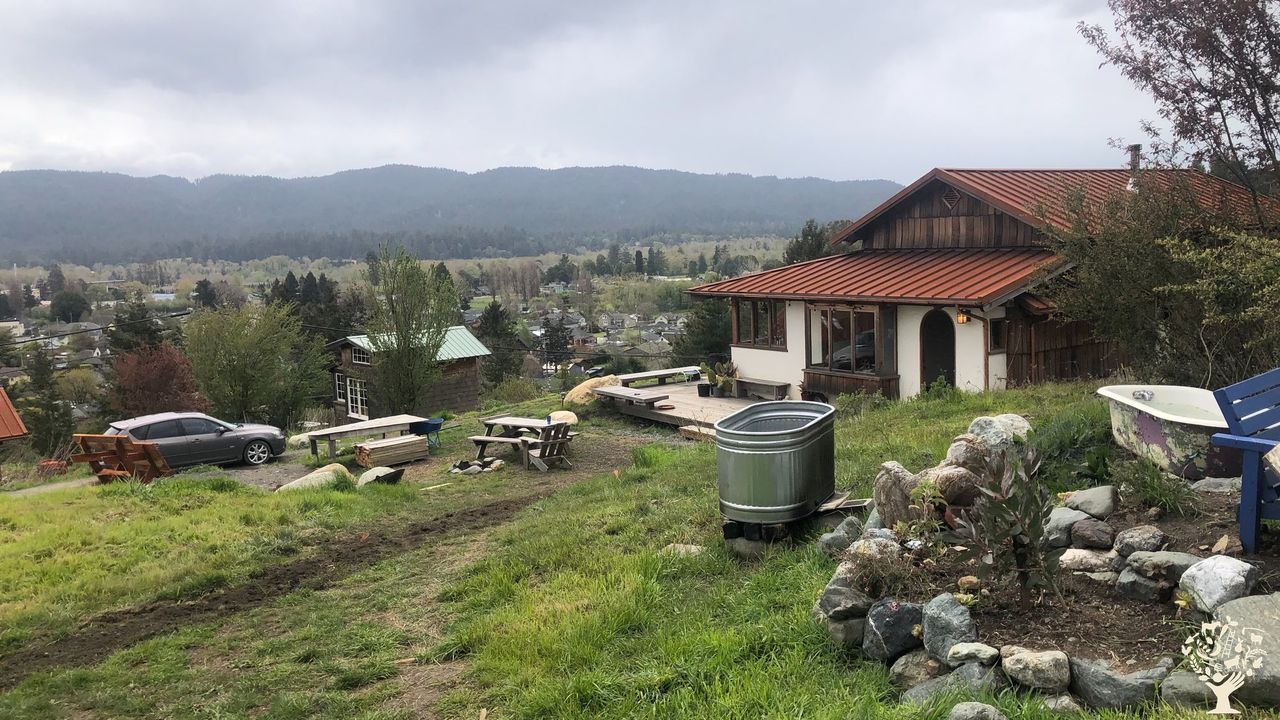A small community of people, with lots of garden/Land projects. - WWOOF USA